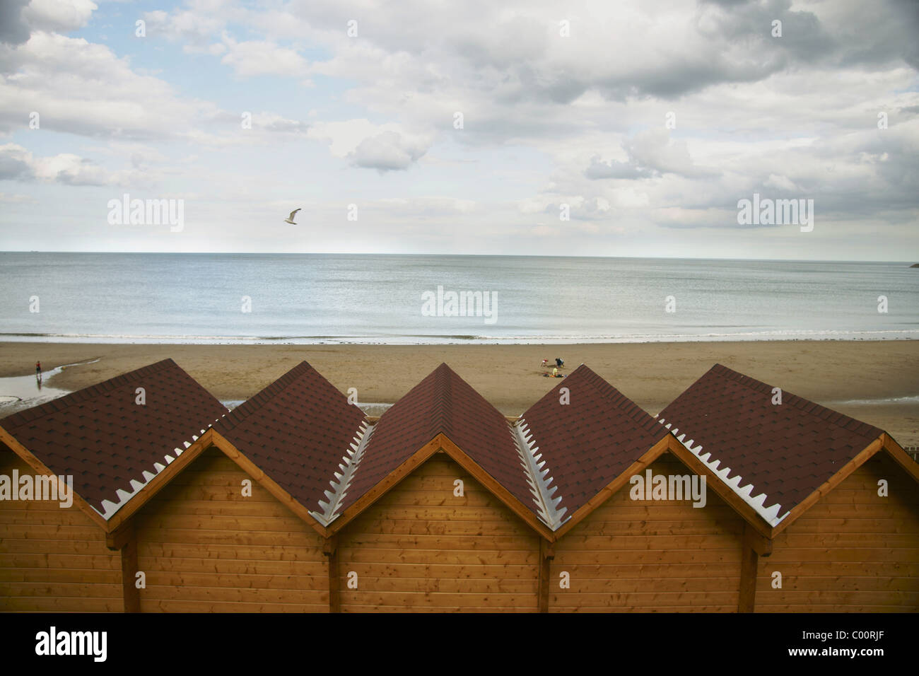 Row of seaside beach huts with sea in background hi-res stock photography and images - Alamy