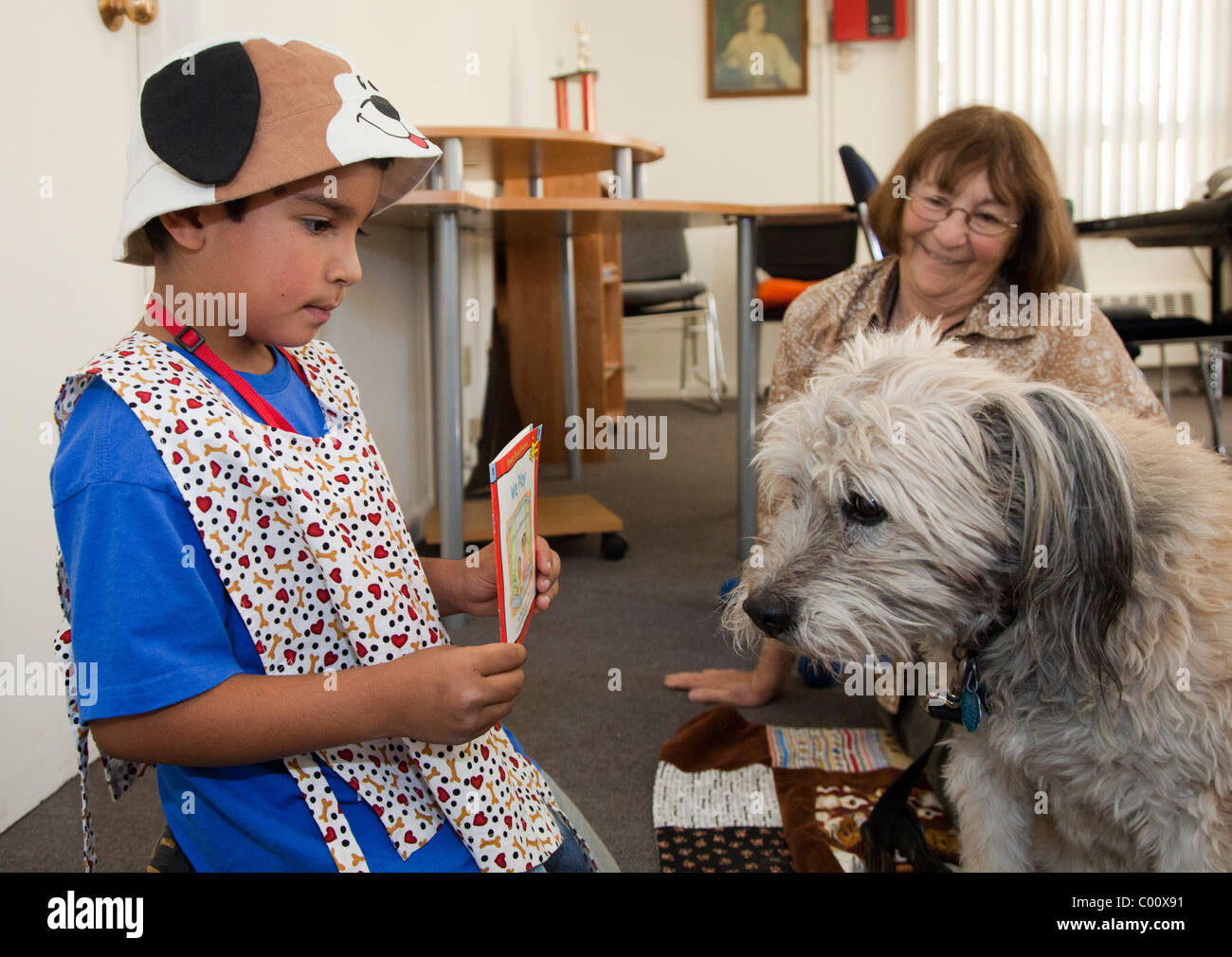 Child reading to dog school hi-res stock photography and images - Alamy