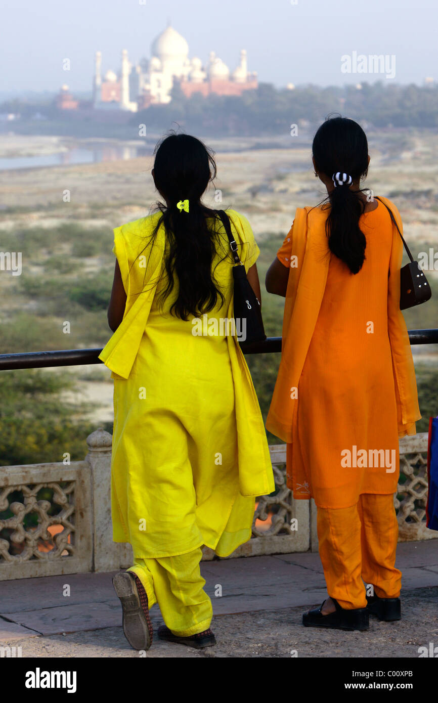 India, Uttar Pradesh, Agra, ladies in traditional Indian dress looking ...