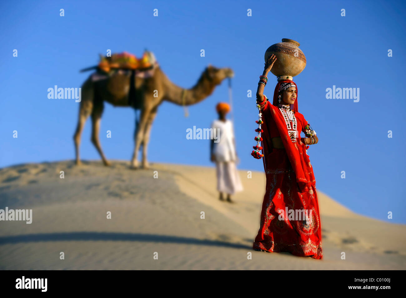 India, Rajasthan, Jaisalmer, Thar Desert, Lady in full Rajasthani ...