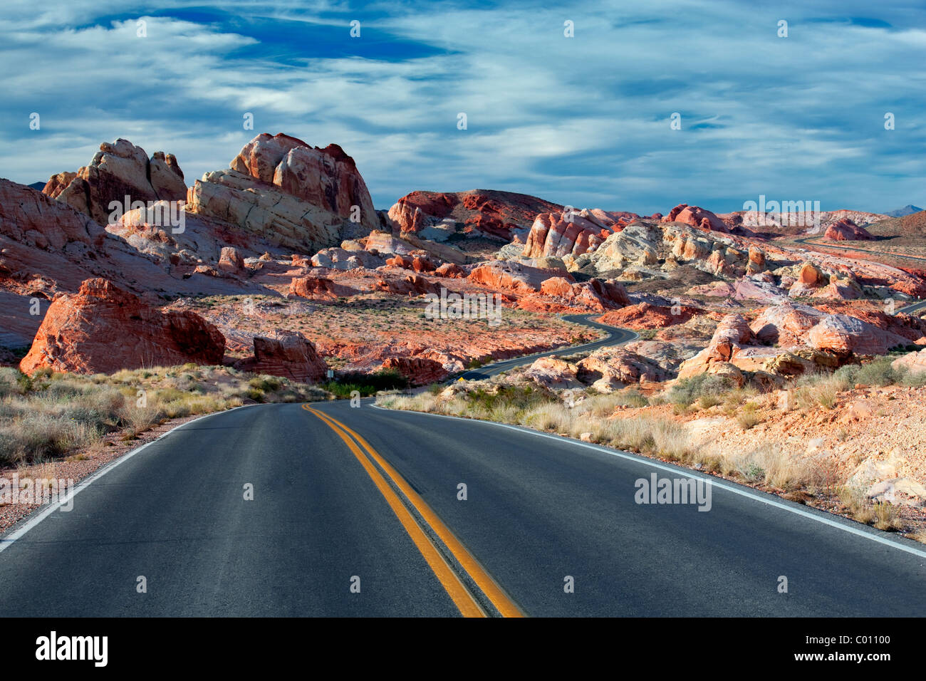 Curving roadway at valley of fire state park hi-res stock photography ...