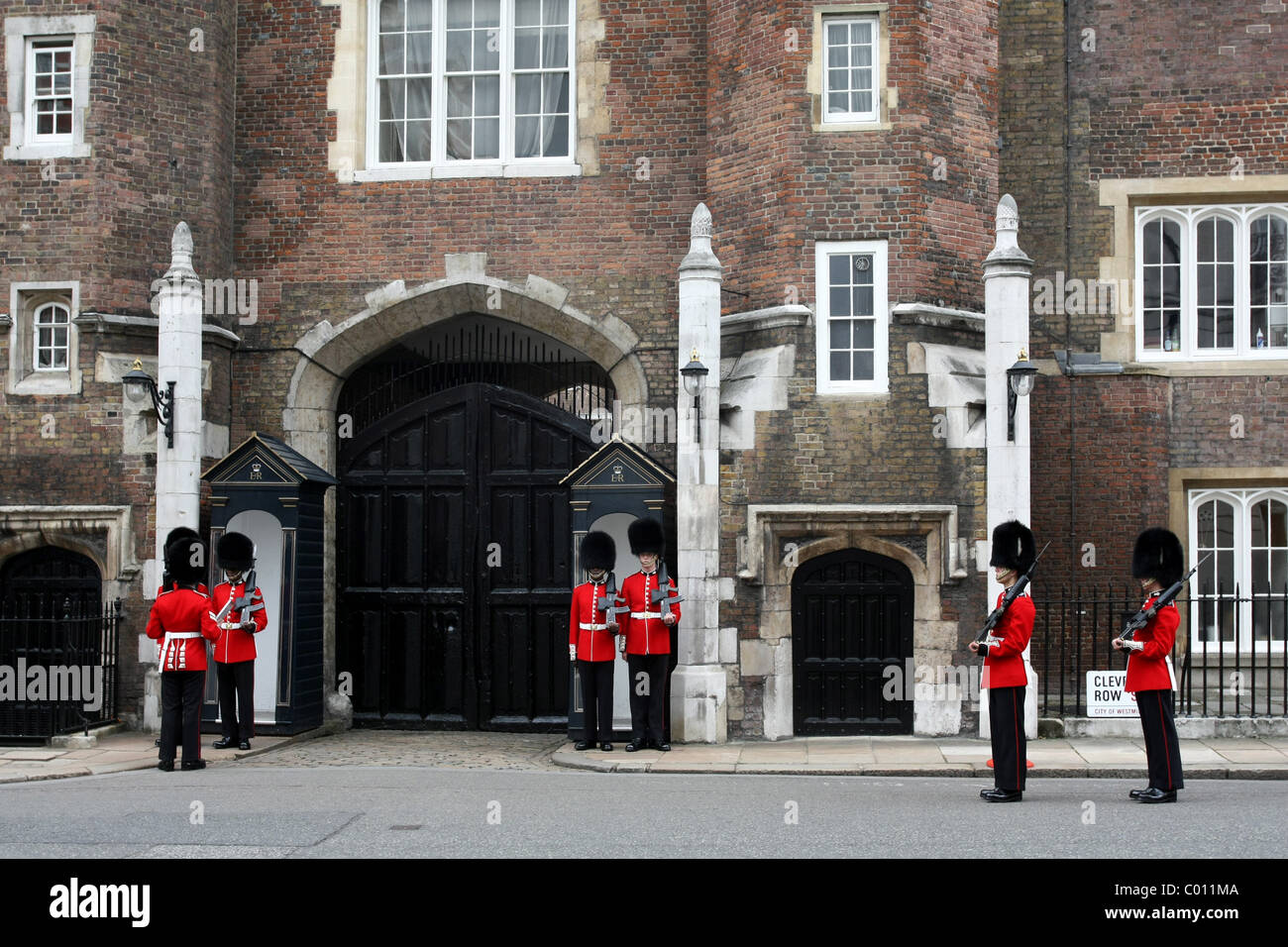 St james palace guards hi-res stock photography and images - Alamy