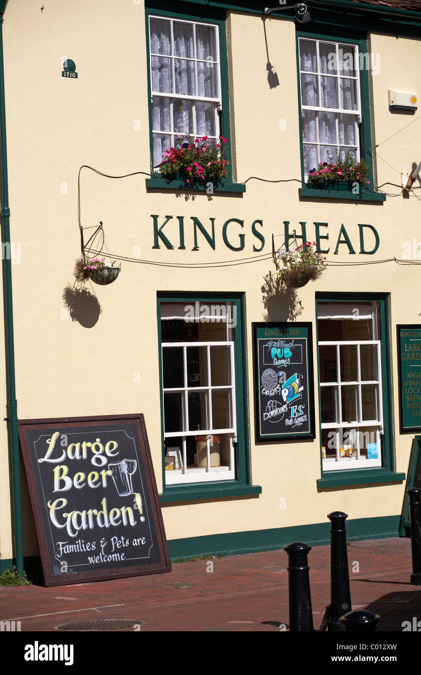 Kings head inn pub sign hi-res stock photography and images - Alamy