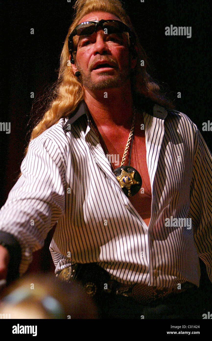 Duane 'Dog The Bounty Hunter' Chapman discussing his profession to a ...