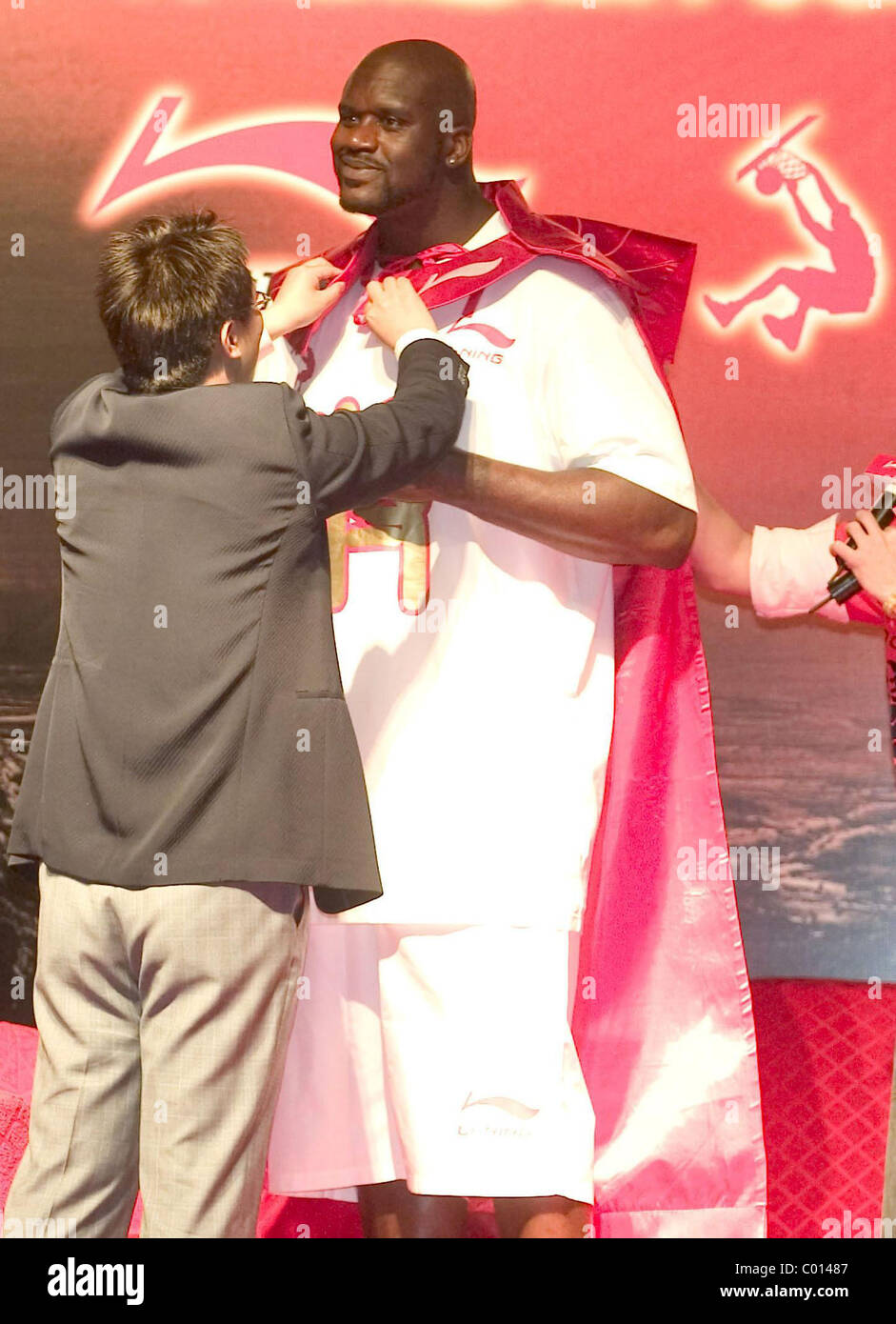 Shaquille O`Neal of the NBA`s Miami Heat waves wearing a cape after he ...
