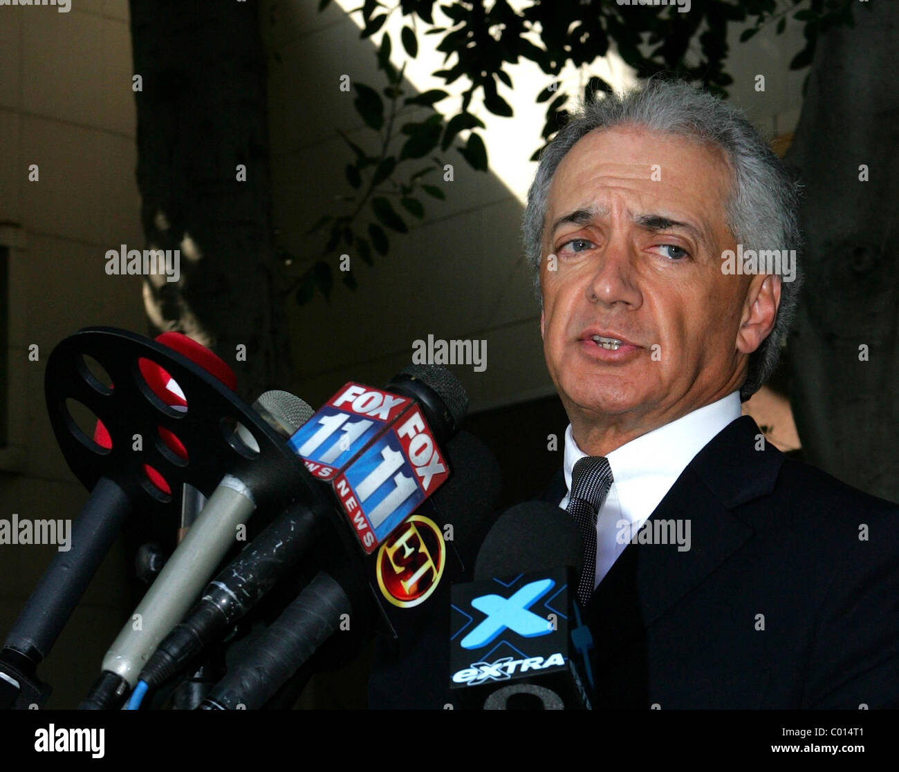 Mark Vincent Kaplan lawyer for Kevin Federline talking to reporters ...