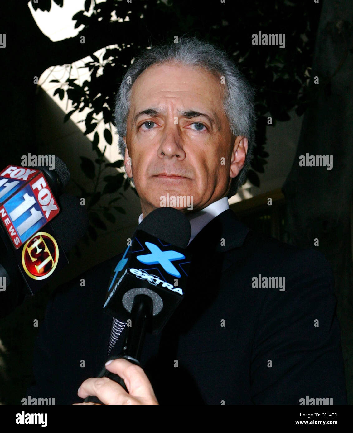 Mark Vincent Kaplan lawyer for Kevin Federline talking to reporters ...