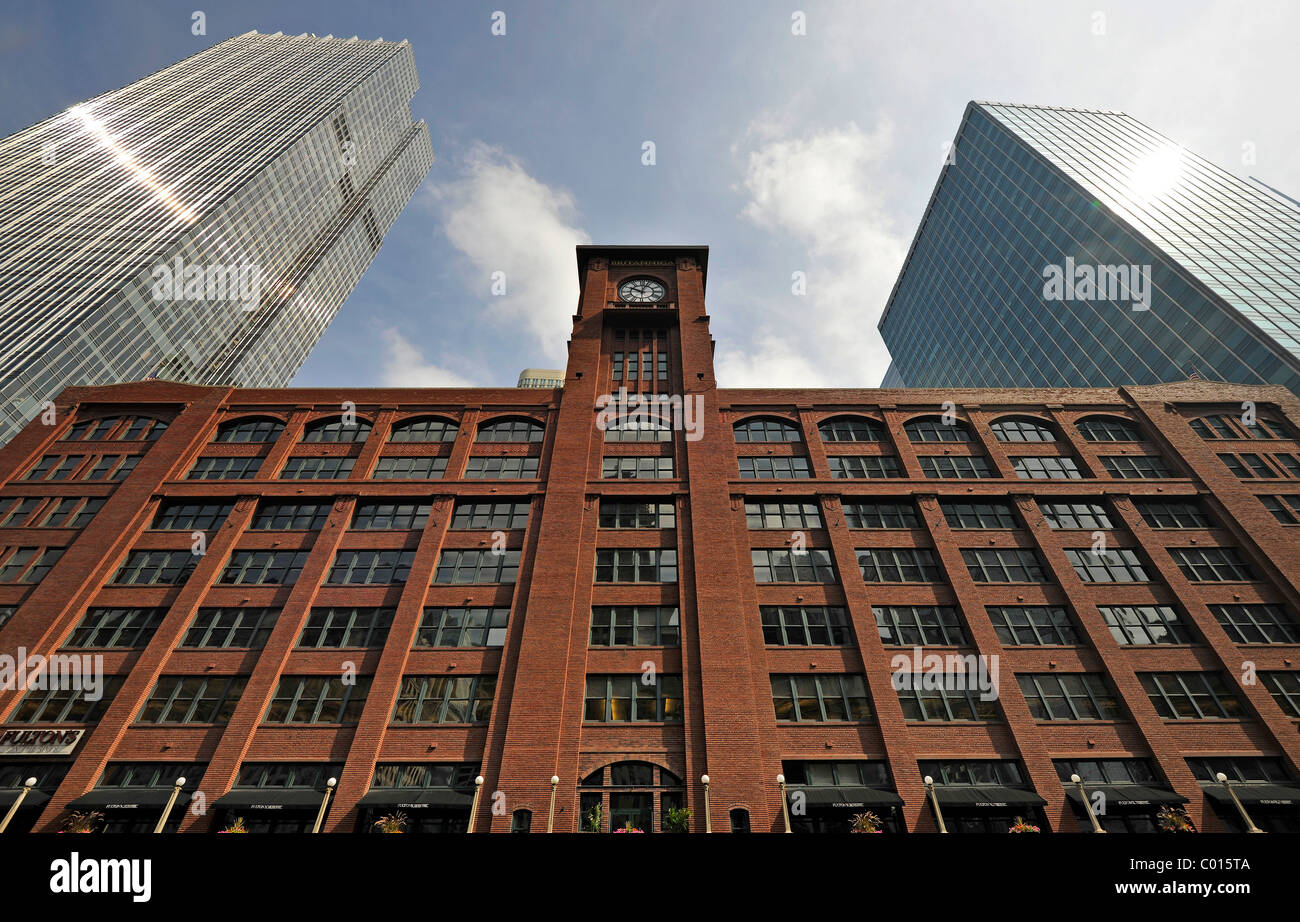 View from the Chicago River towards the Reid Murdoch Center, Loop ...