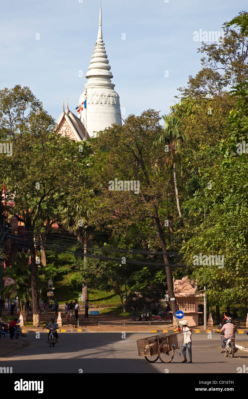 Wat Phnom, Phnom Penh, Cambodia Stock Photo - Alamy