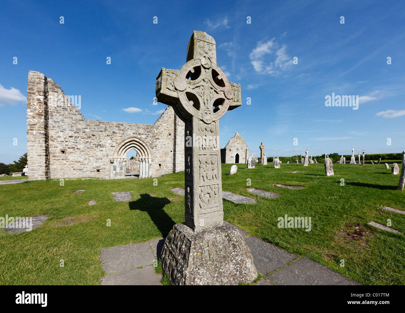 Ireland clonmacnoise cemetery hi-res stock photography and images - Alamy