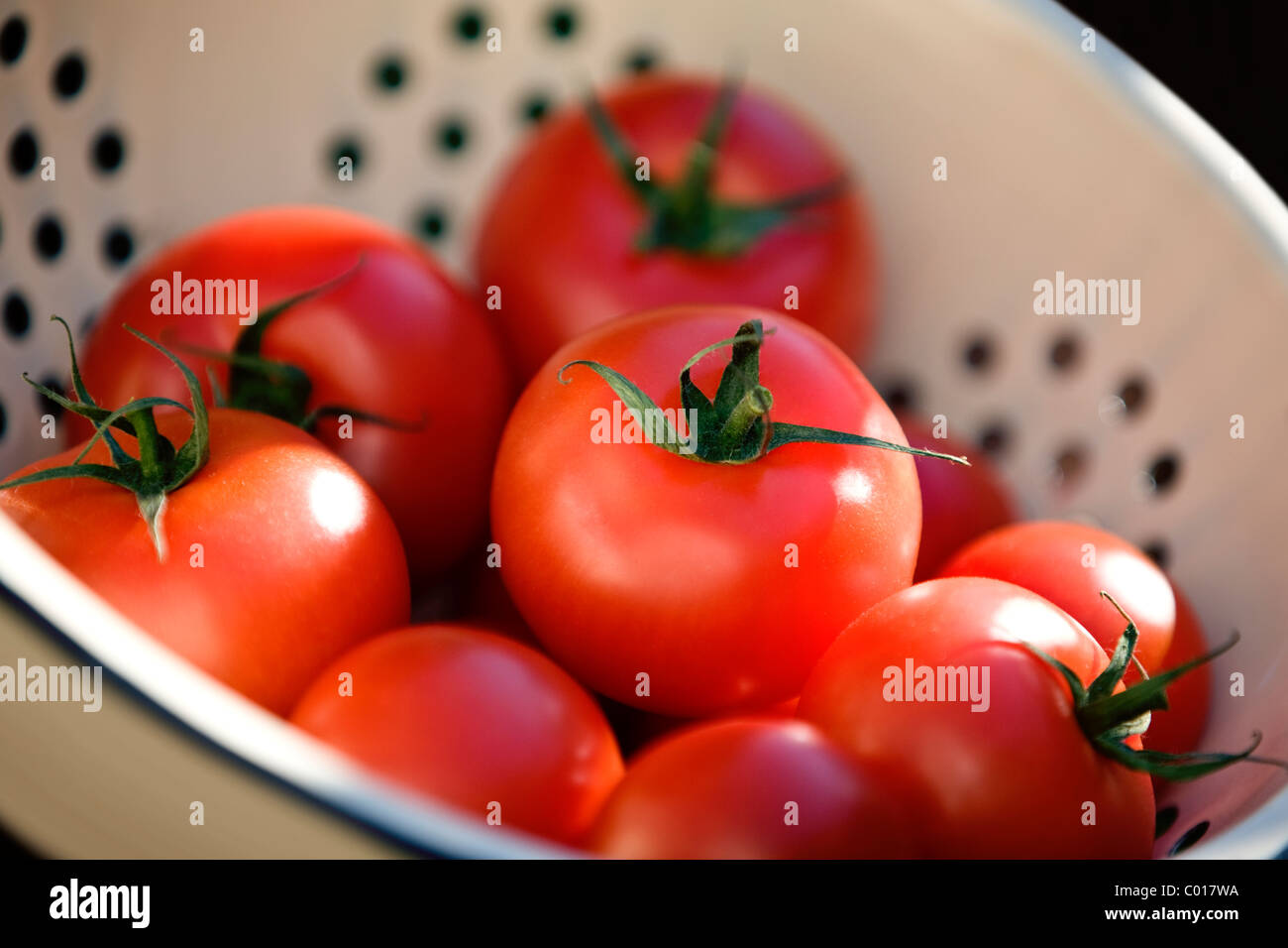 Tomatoes in a colander hi-res stock photography and images - Alamy