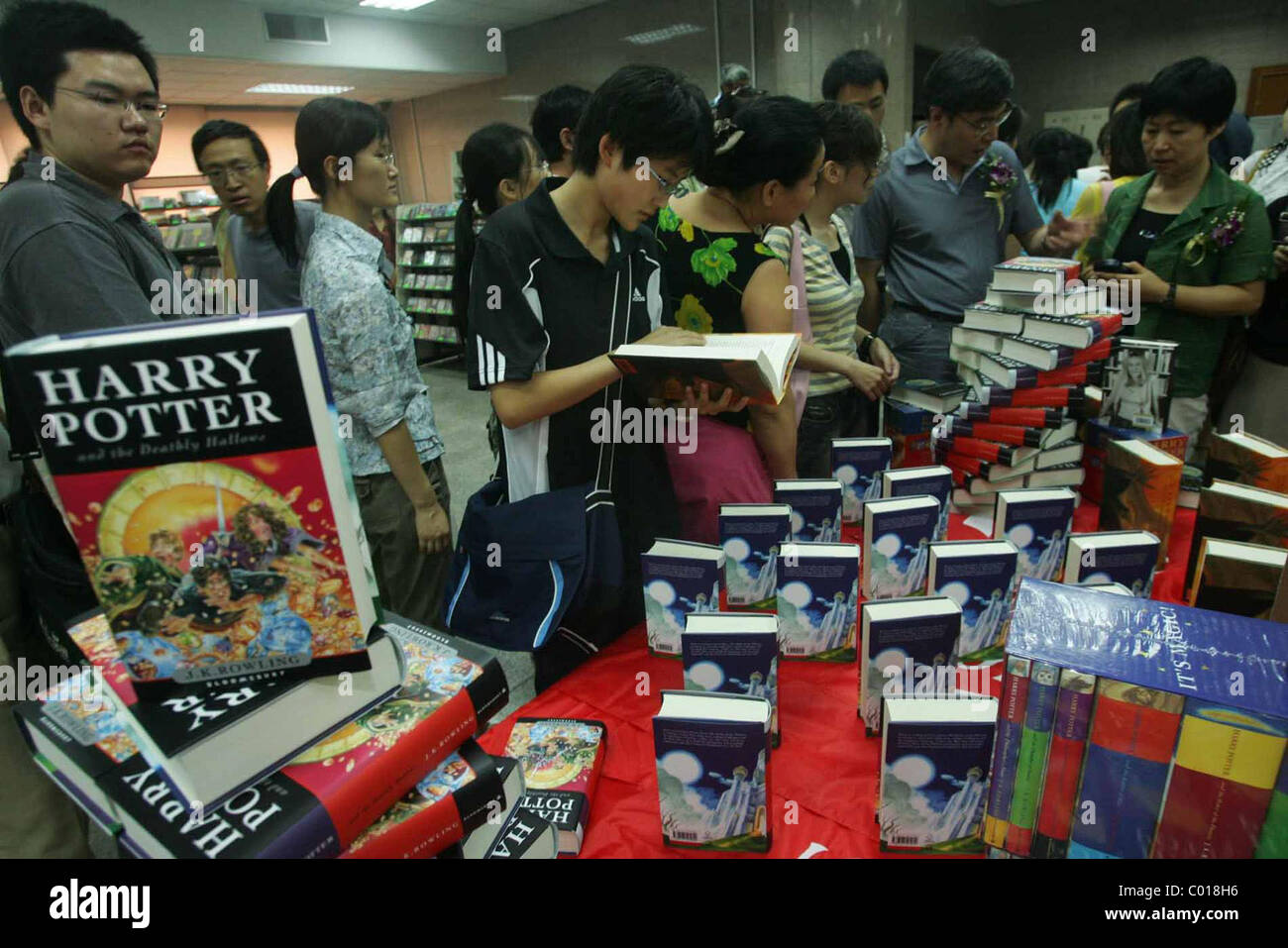 * POTTY FOR POTTER Potter-mania sweeps the world as the streets of ...