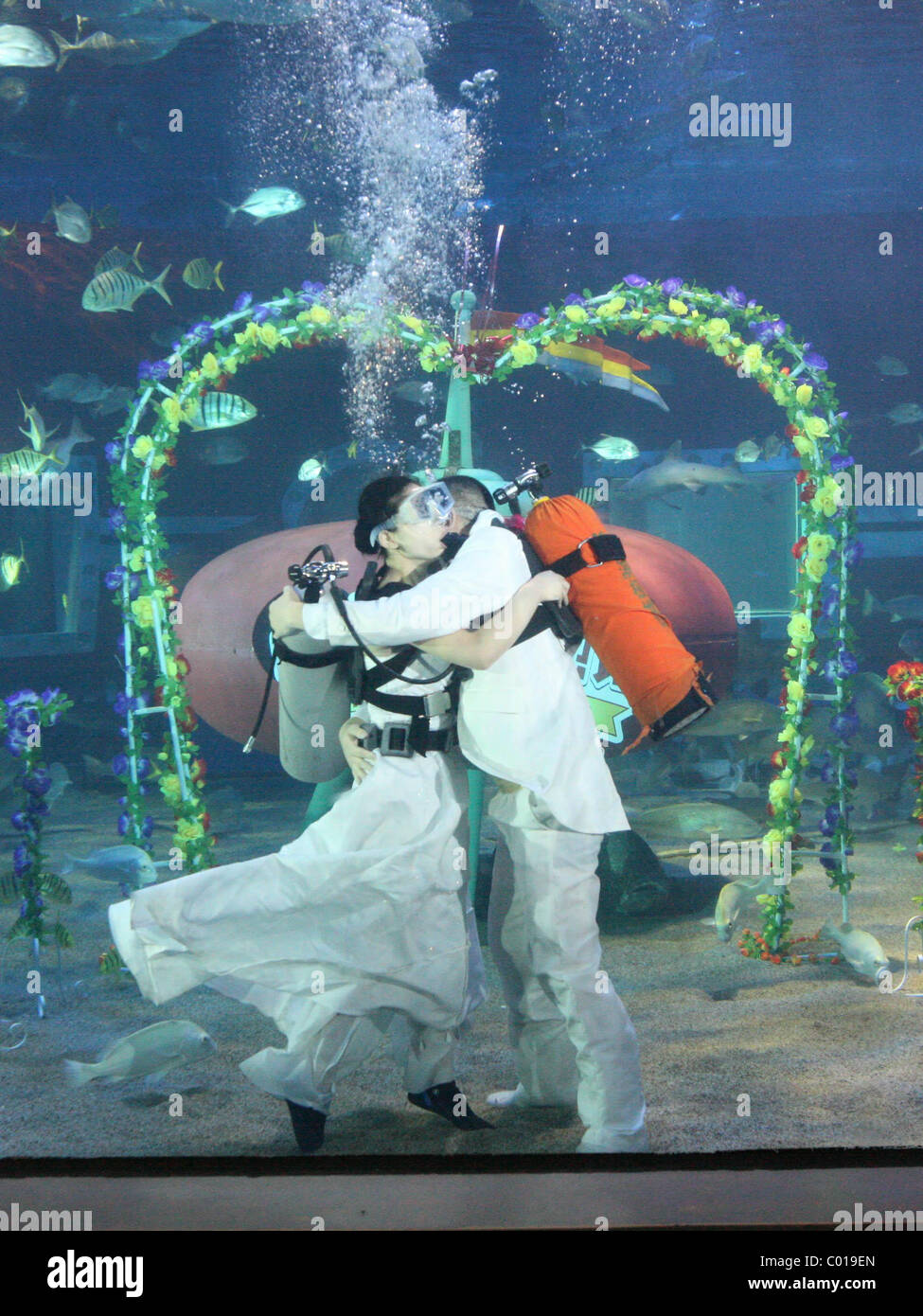 WATER WEDDING A pair of newlyweds tie the knot underwater. The ...