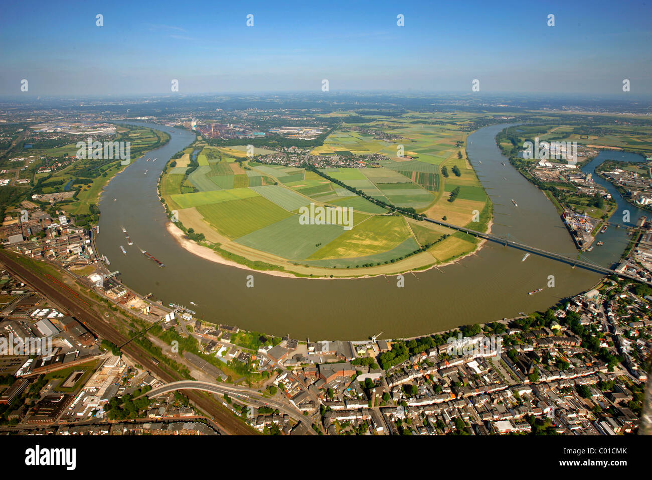 Aerial view, bend of the Rhine river near Muendelheim and Serm, Krefeld ...