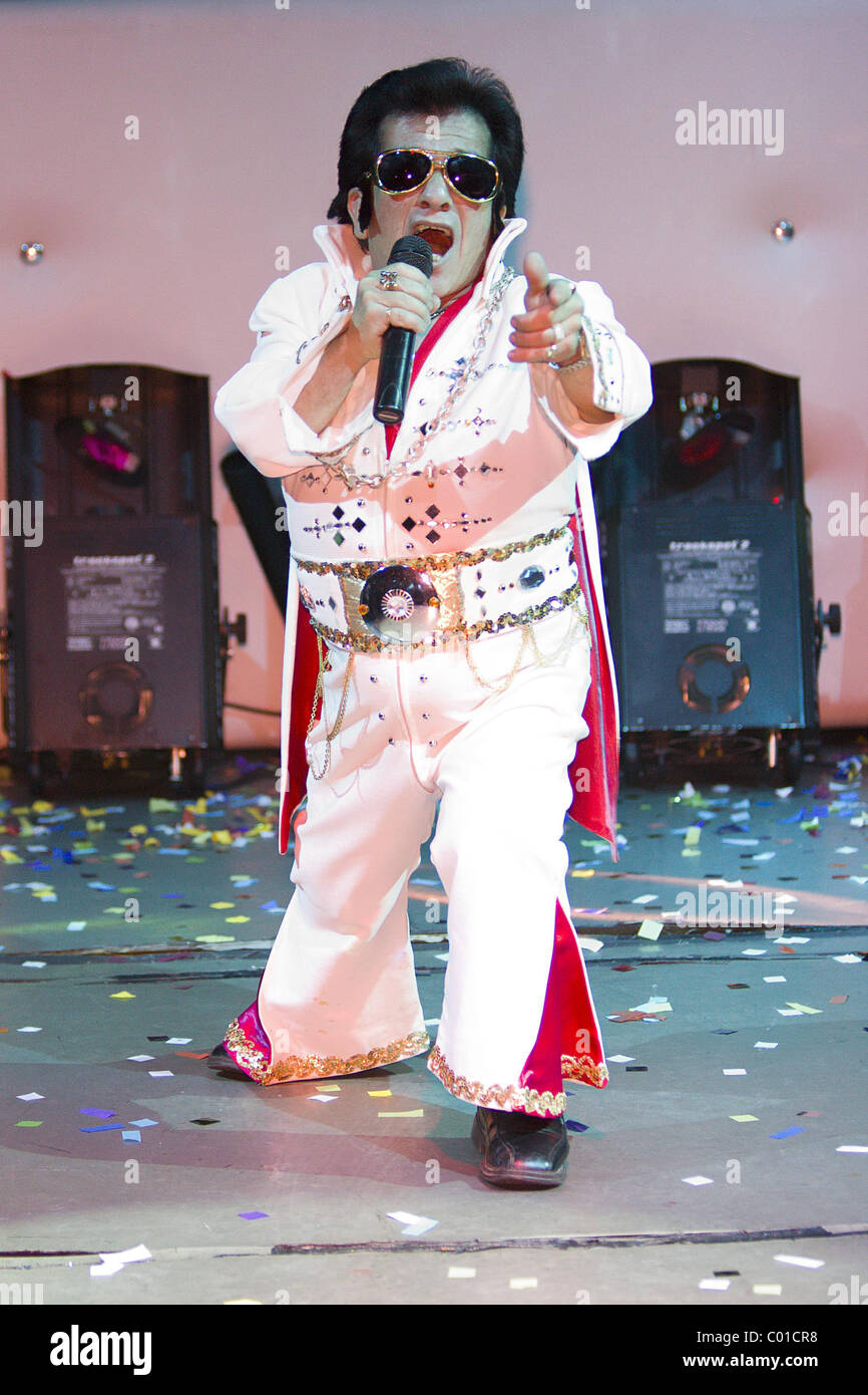 Little Elvis performing in Little Legends, Little People, BIG Show at ...