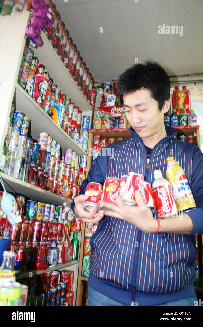 Fizzy drinks cans hi-res stock photography and images - Alamy