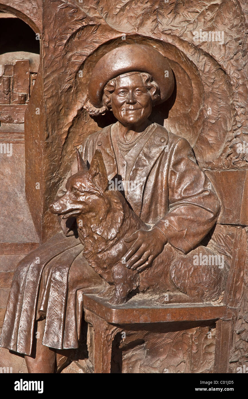 London,The Mall The Queen Mother Memorial February 2011 Stock Photo - Alamy