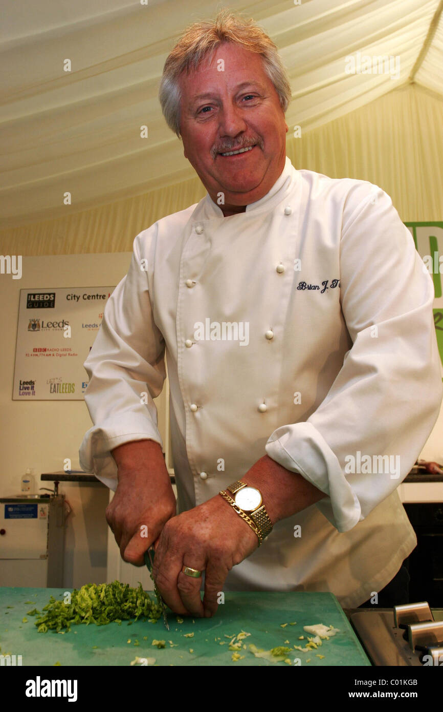 Amazed crowd hi-res stock photography and images - Alamy