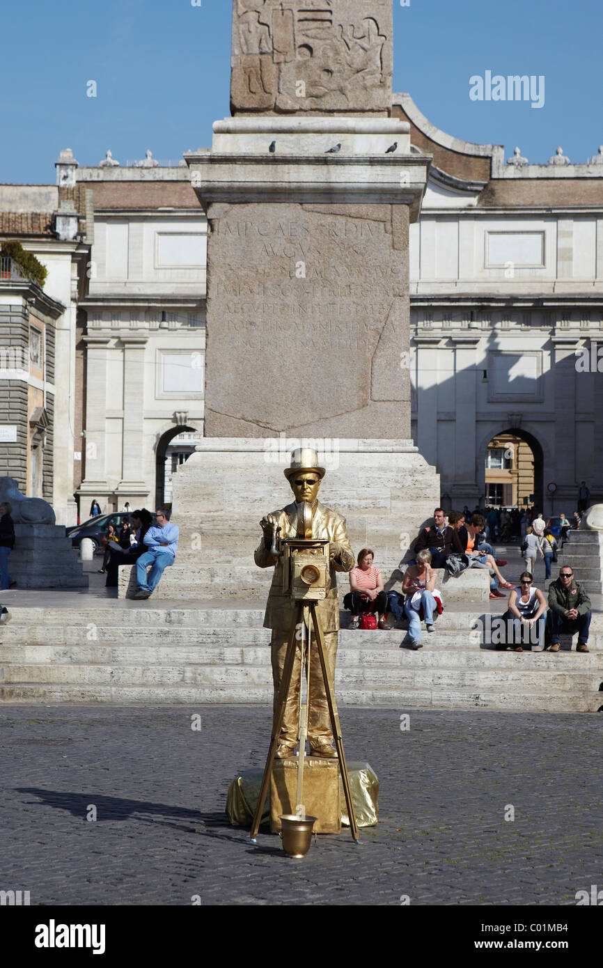 Living statue street artist in Piazza del Popolo, Rome, Italy Stock ...