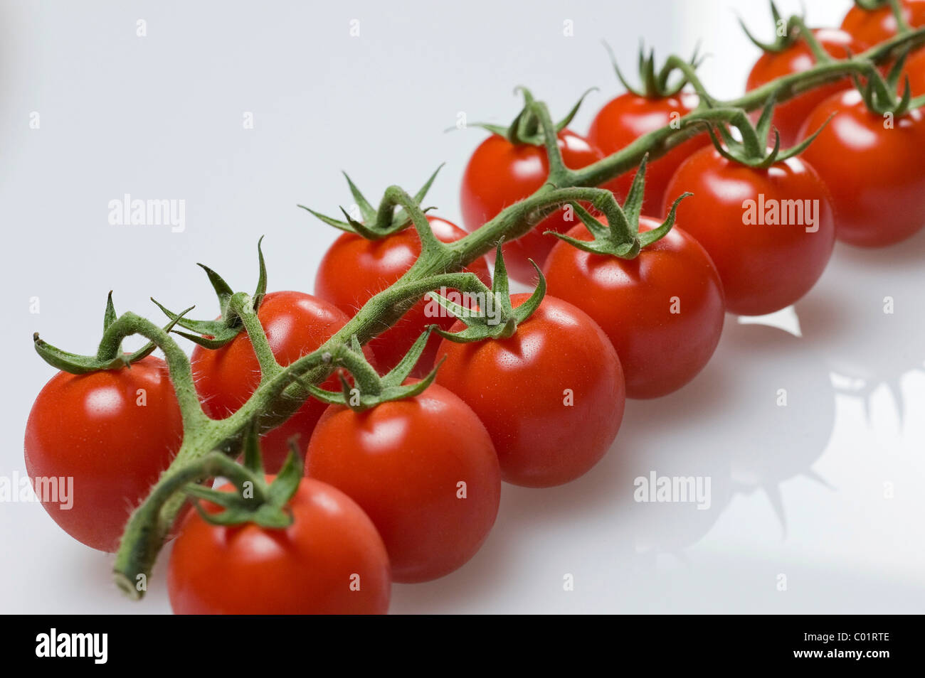Vine tomatoes hi-res stock photography and images - Alamy