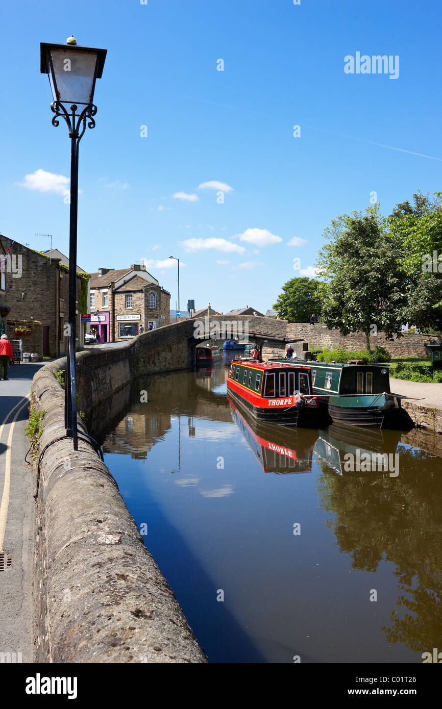 Canal barge leeds liverpool canal hi-res stock photography and images ...