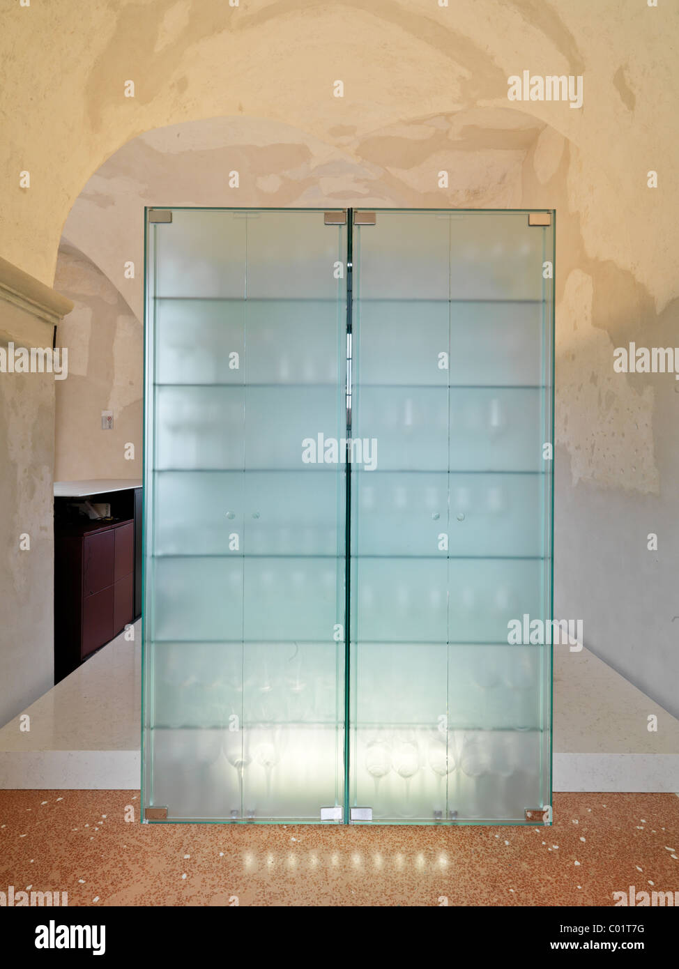 Modern showcase hi-res stock photography and images - Alamy