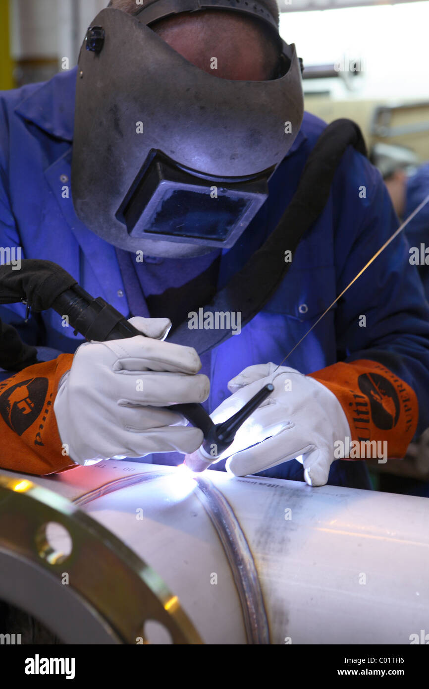 Welder at work Stock Photo - Alamy