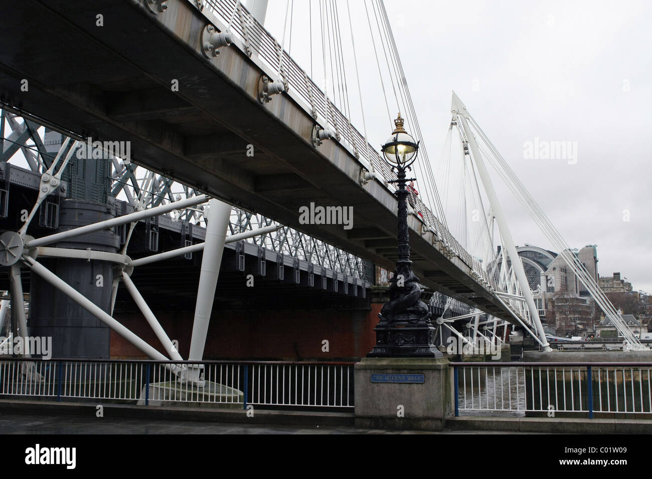 Hungerford railway and pedestrian bridge hi-res stock photography and ...