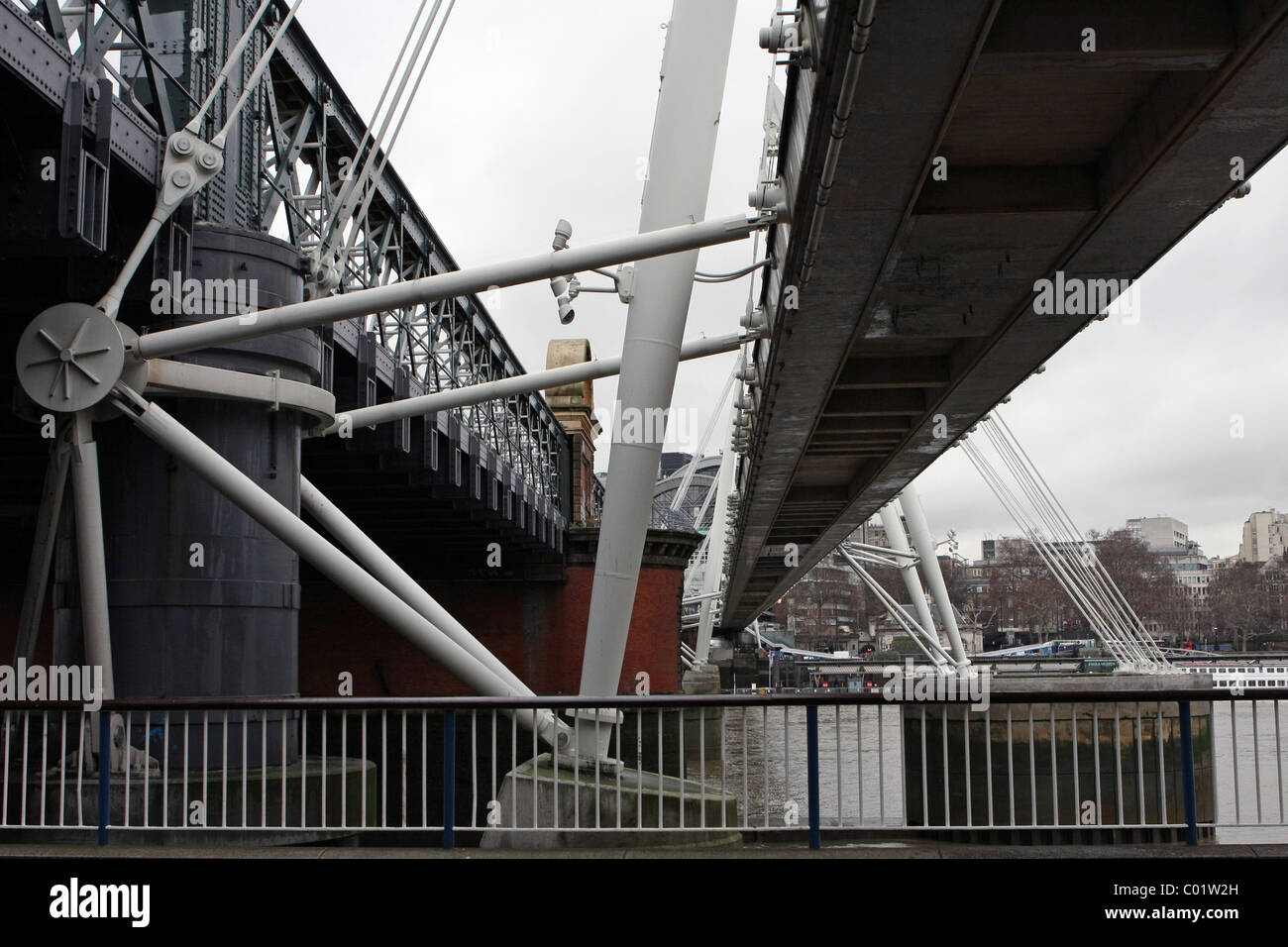 Hungerford railway and pedestrian bridge hi-res stock photography and ...