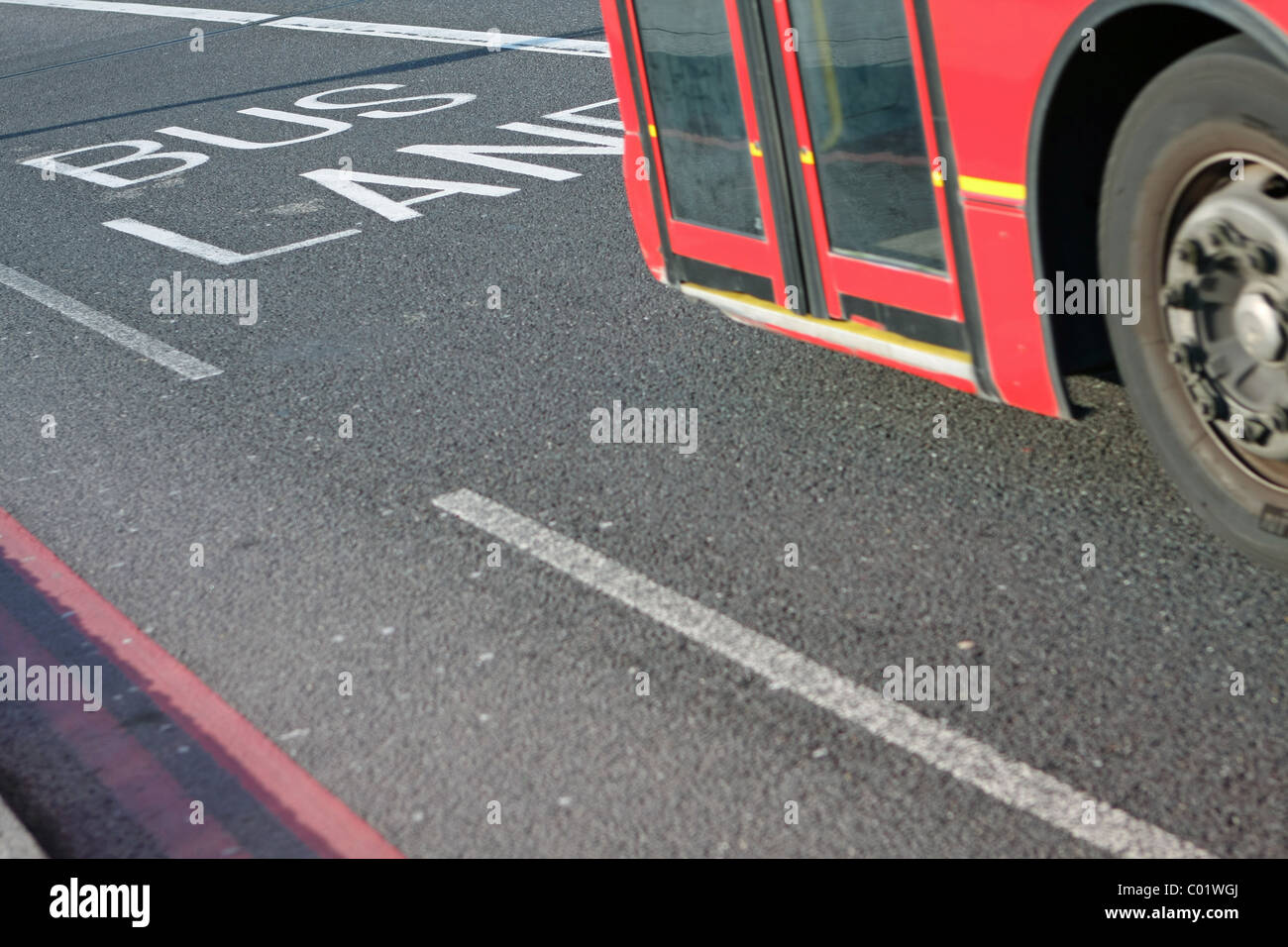 Bus lane sign hi-res stock photography and images - Alamy