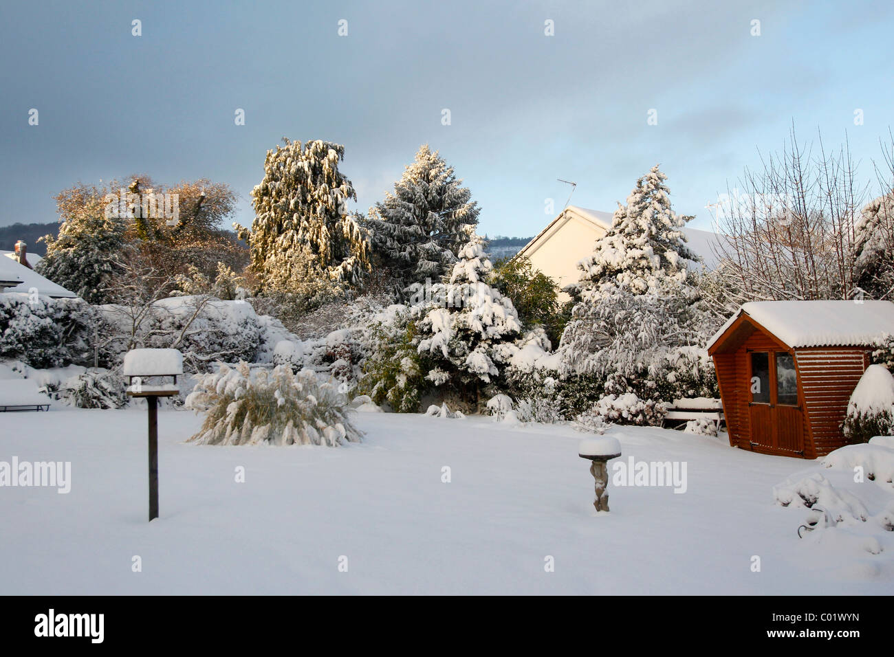 Snow covered garden table hi-res stock photography and images - Alamy