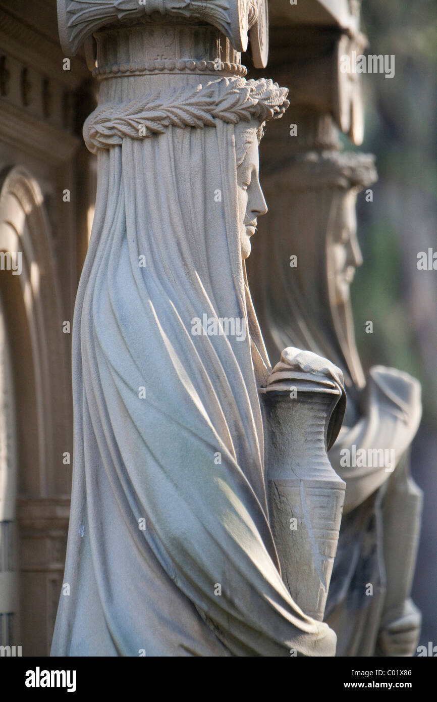 Grave statue in a cemetery Stock Photo - Alamy
