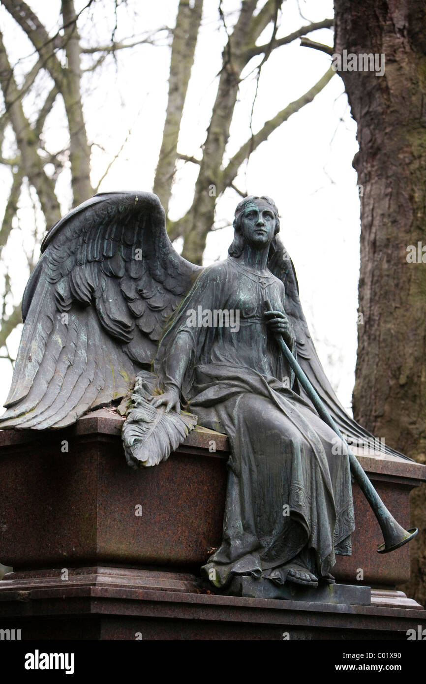Cemetery, tomb, angel on a coffin Stock Photo - Alamy