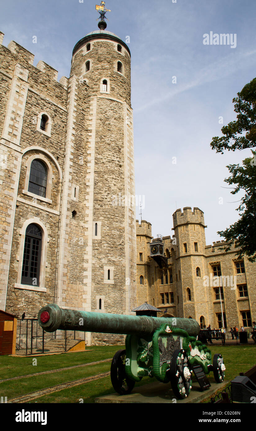 Tower of London and a Bronze cannon Stock Photo - Alamy