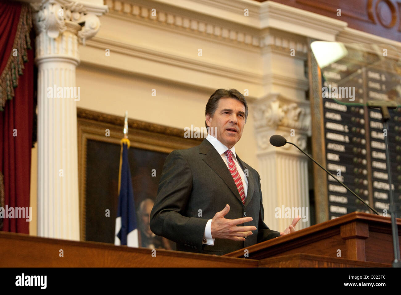 Texas Gov. Rick Perry gives his State of the State speech in the House ...