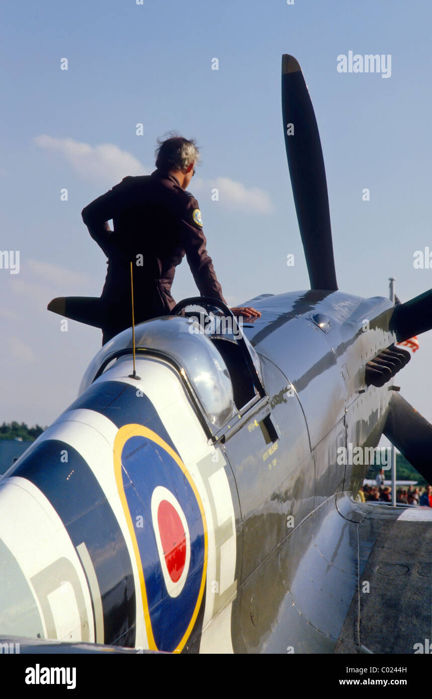 Spitfire cockpit hi-res stock photography and images - Alamy