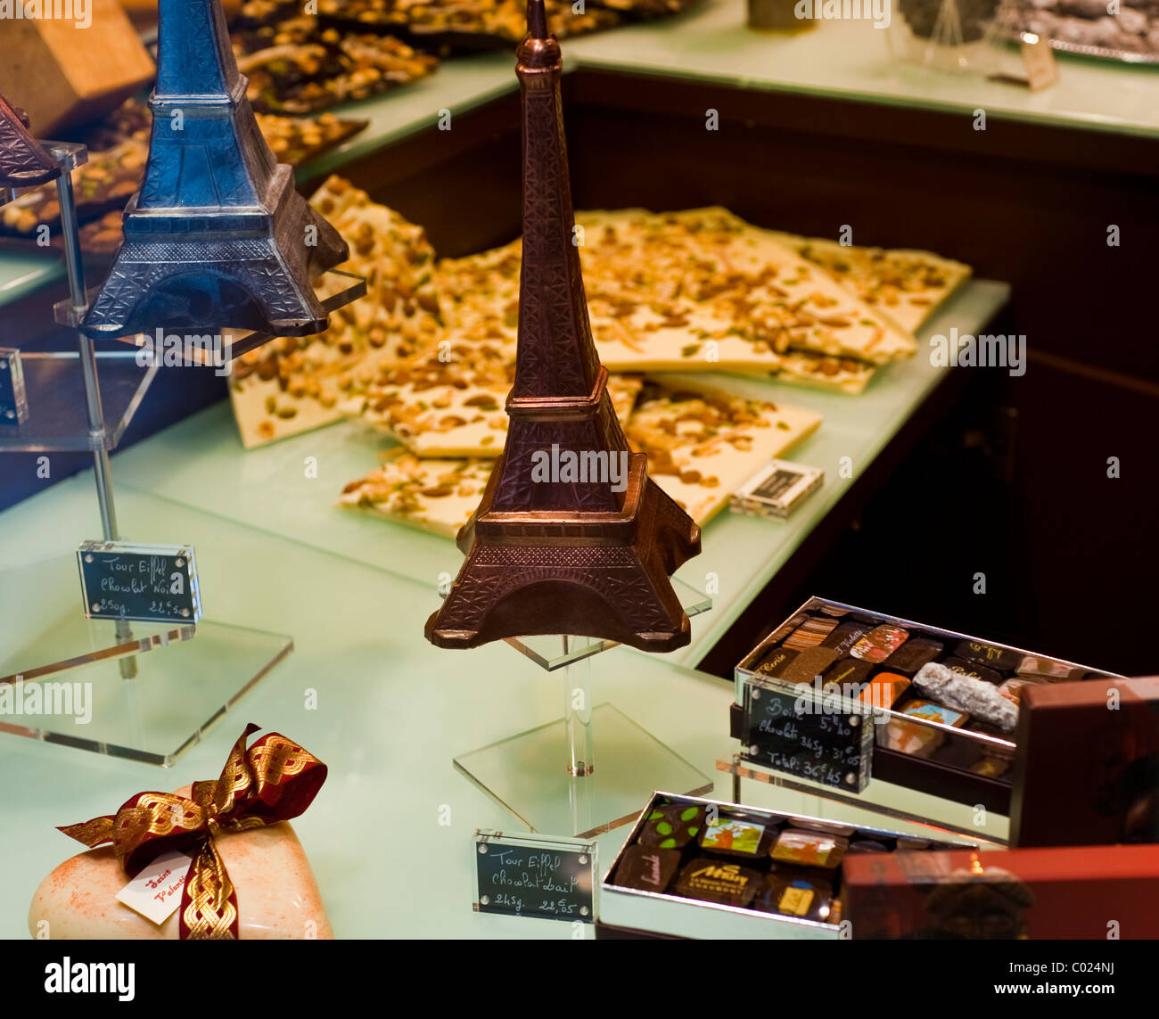 Chocolate shop front paris hi-res stock photography and images - Alamy