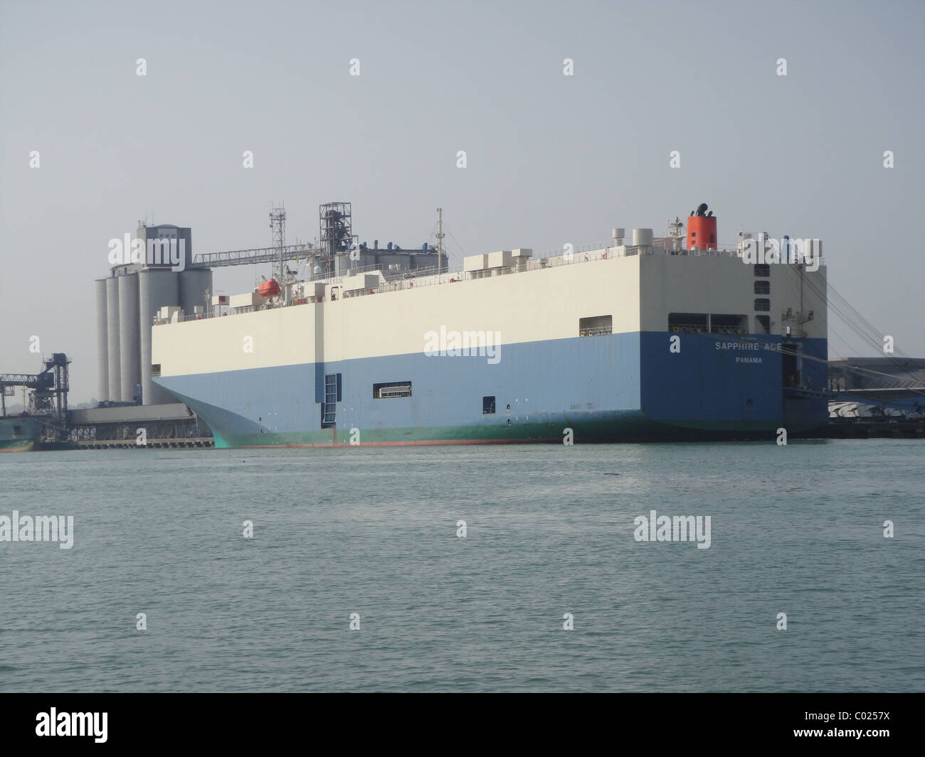 Car transporter ship hi-res stock photography and images - Alamy