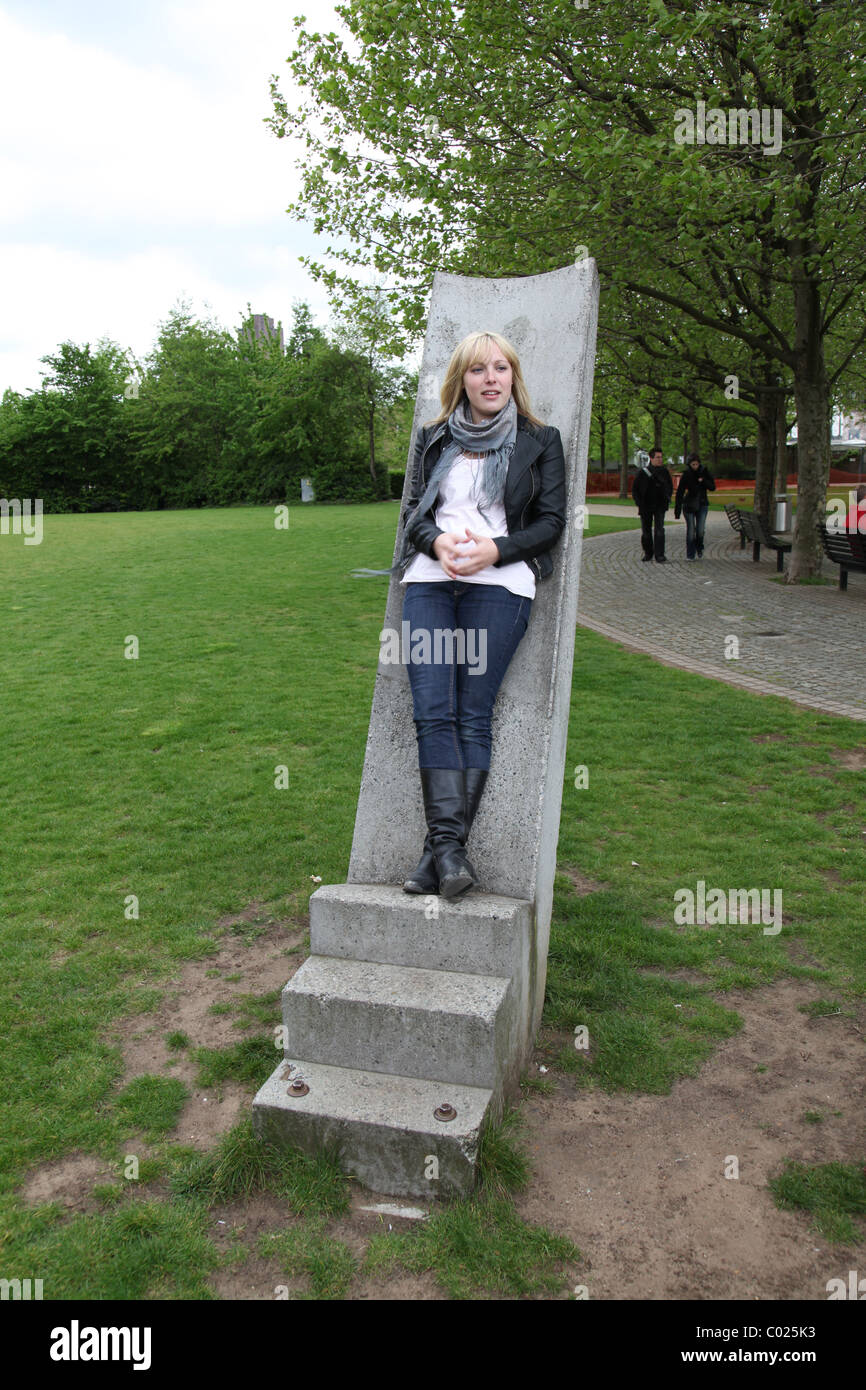 Modern statue hi-res stock photography and images - Alamy