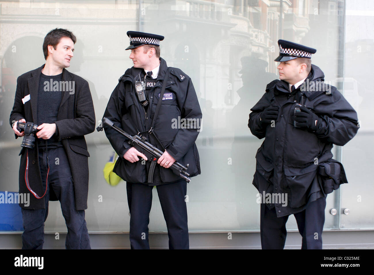 A mass photo take was organised with more than 300 photographers ...