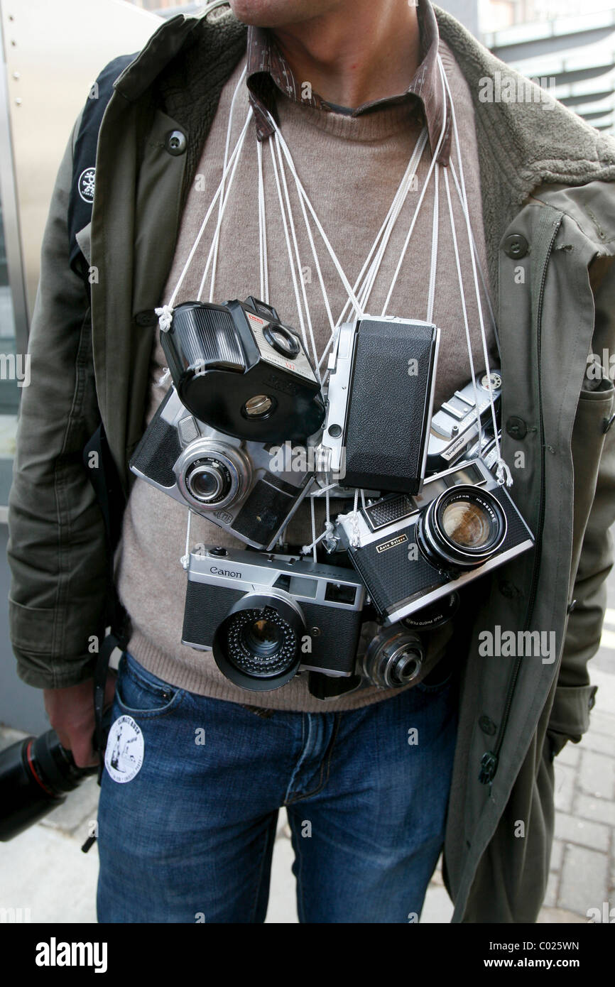 A mass photo take was organised with more than 300 photographers ...