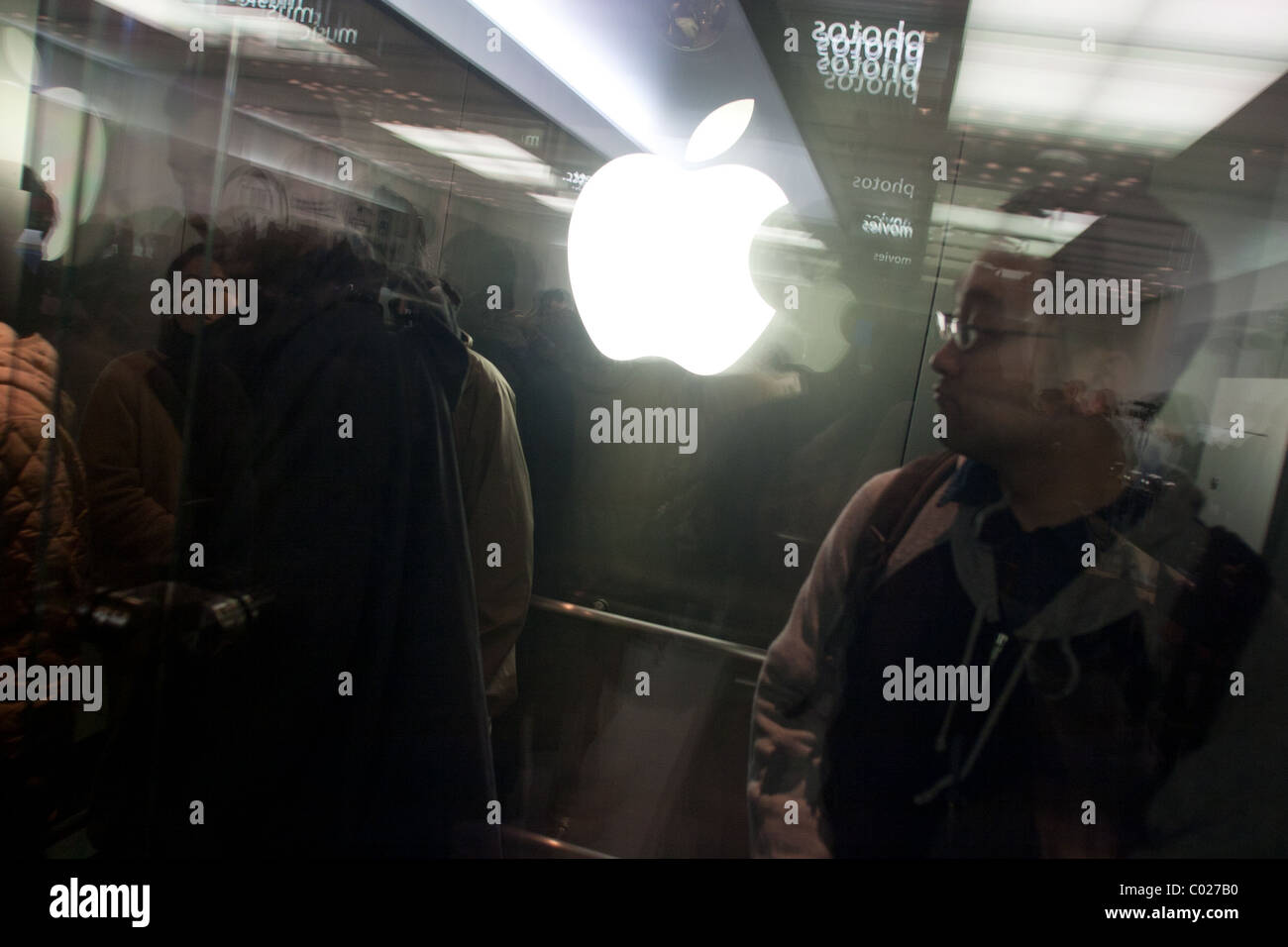 Opening day of Japan's first Apple Mac electronics store, in Ginza ...