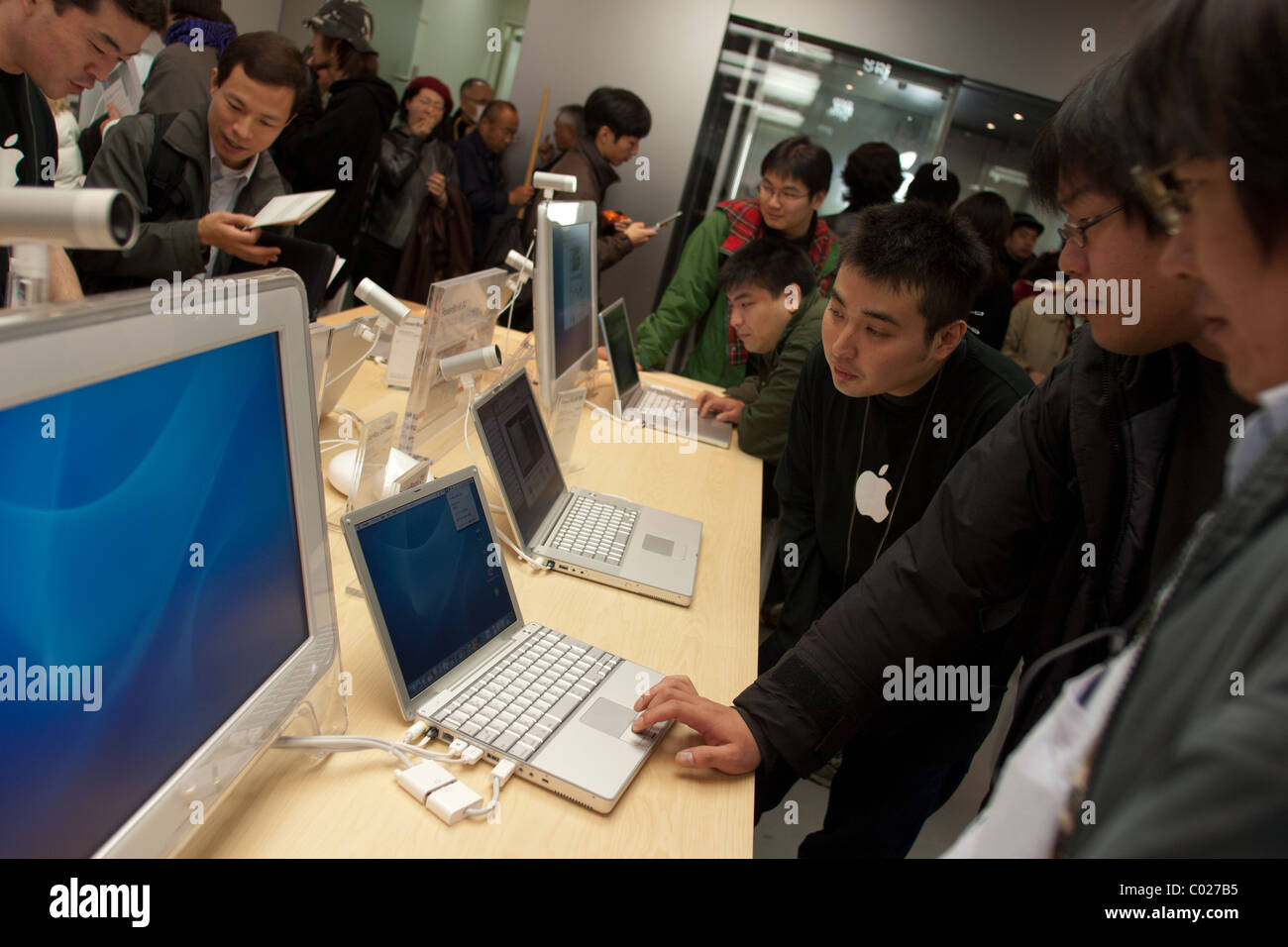 Opening day of Japan's first Apple Mac electronics store, in Ginza ...