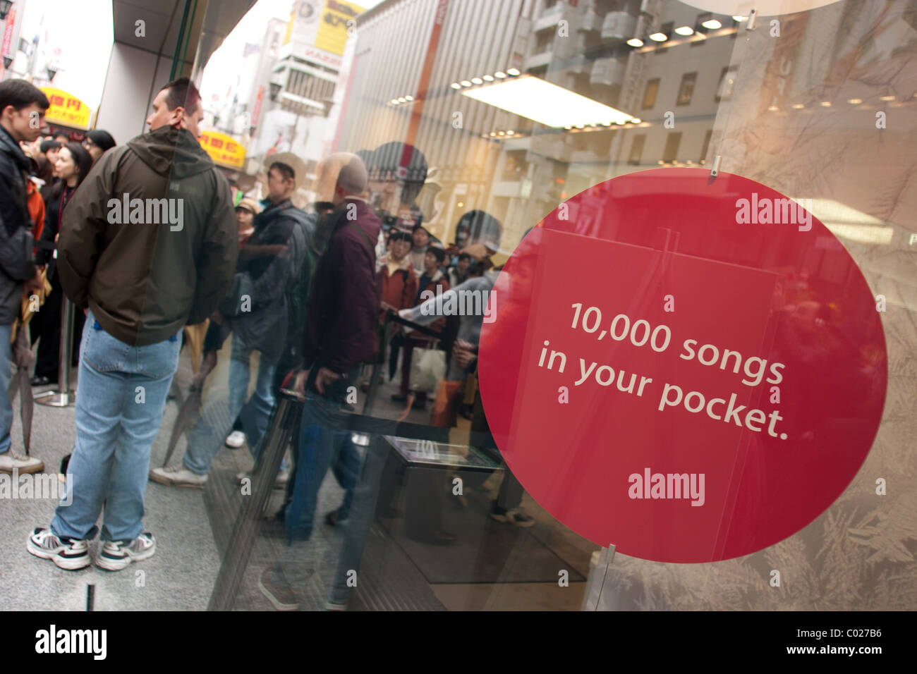 Opening day of Japan's first Apple Mac electronics store, in Ginza ...