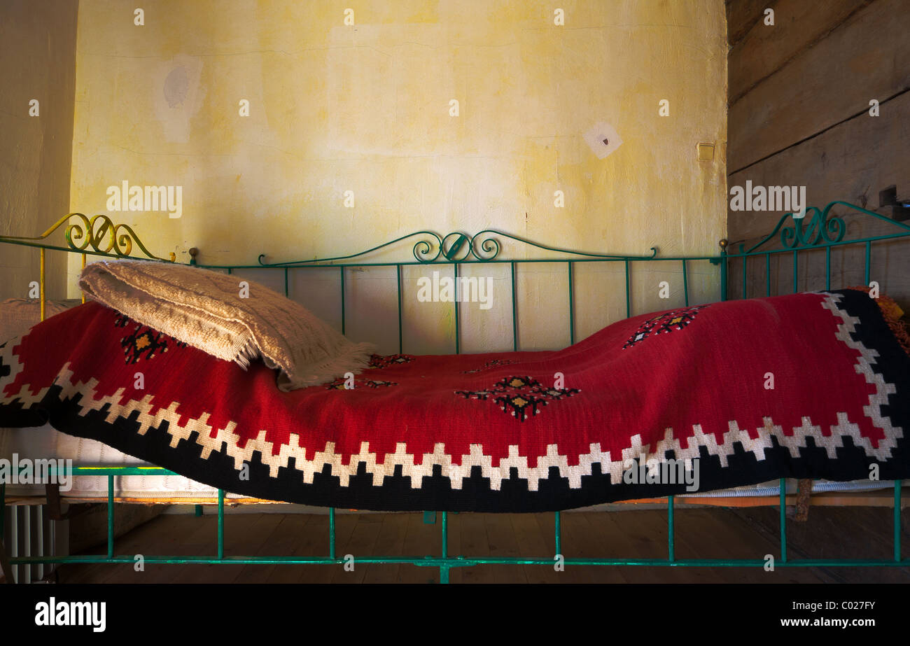 Old metal bed, traditional retro vintage style Stock Photo - Alamy