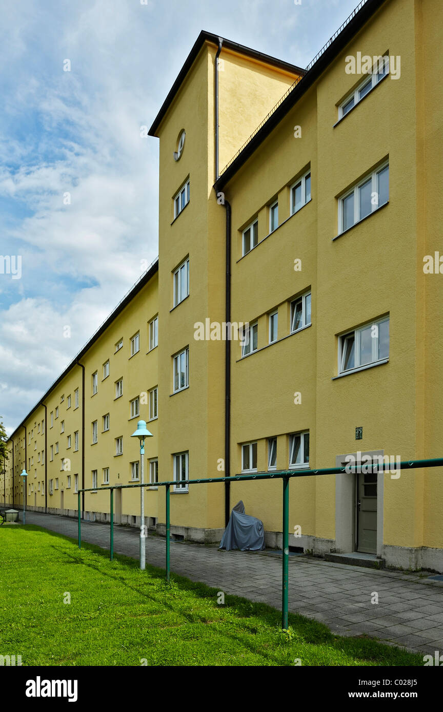 Yellow facade hi-res stock photography and images - Alamy