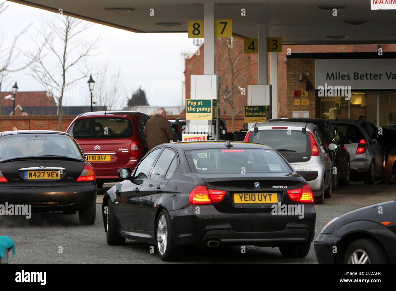 PEOPLE FILLING UP CARS AT PETROL STATION Stock Photo - Alamy