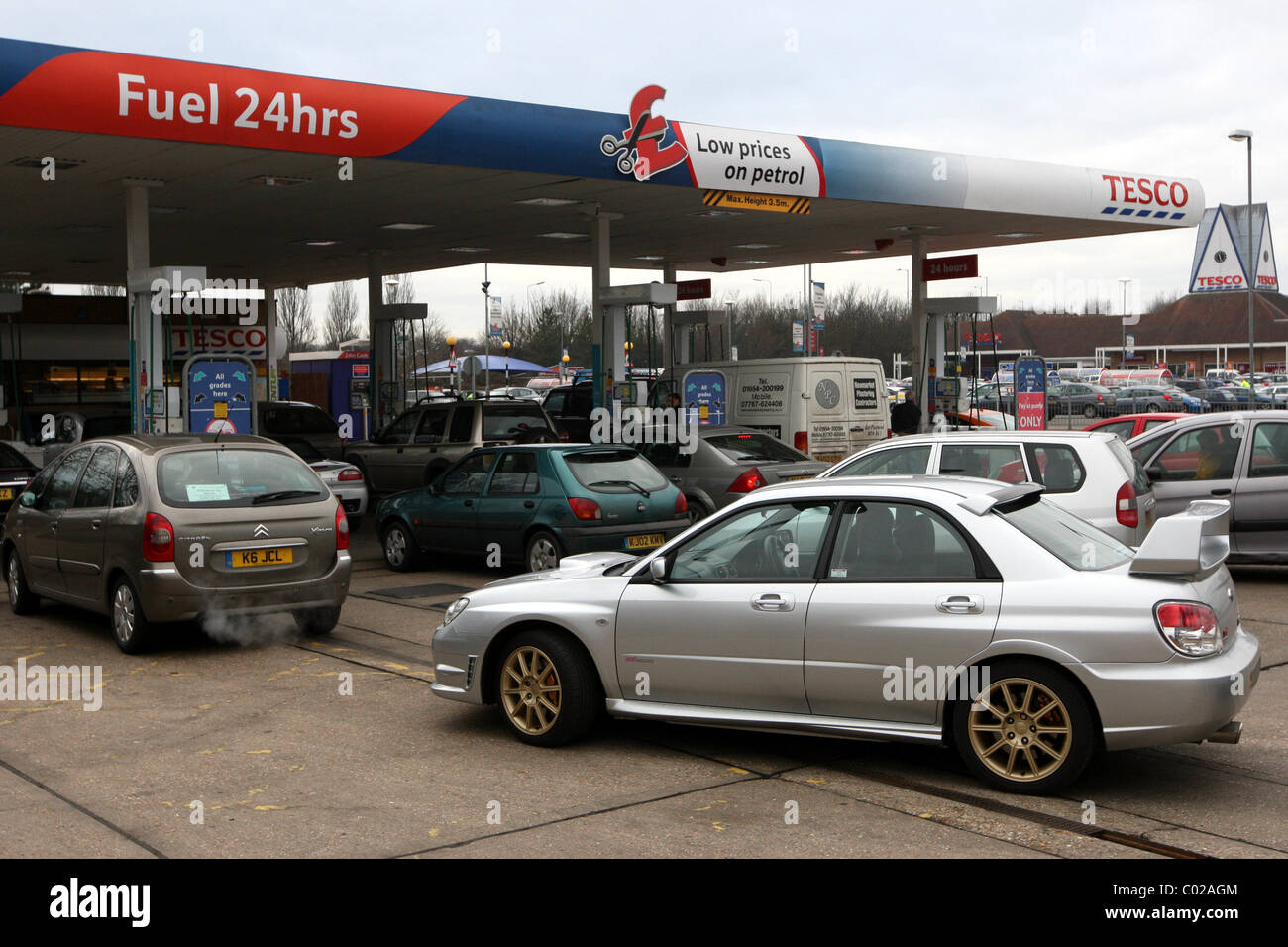 Filling up at petrol station hi-res stock photography and images - Alamy