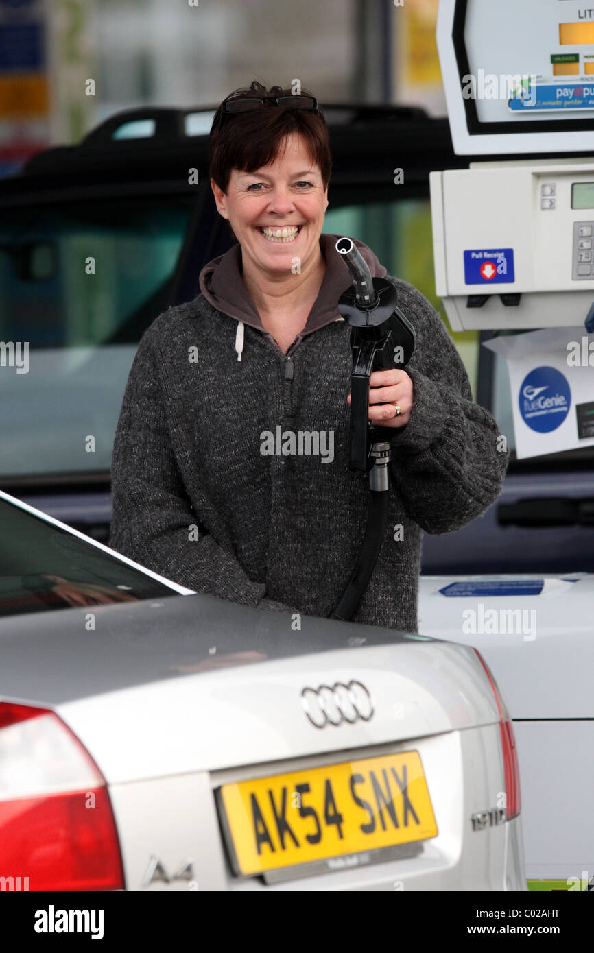 Filling up at petrol station hi-res stock photography and images - Alamy