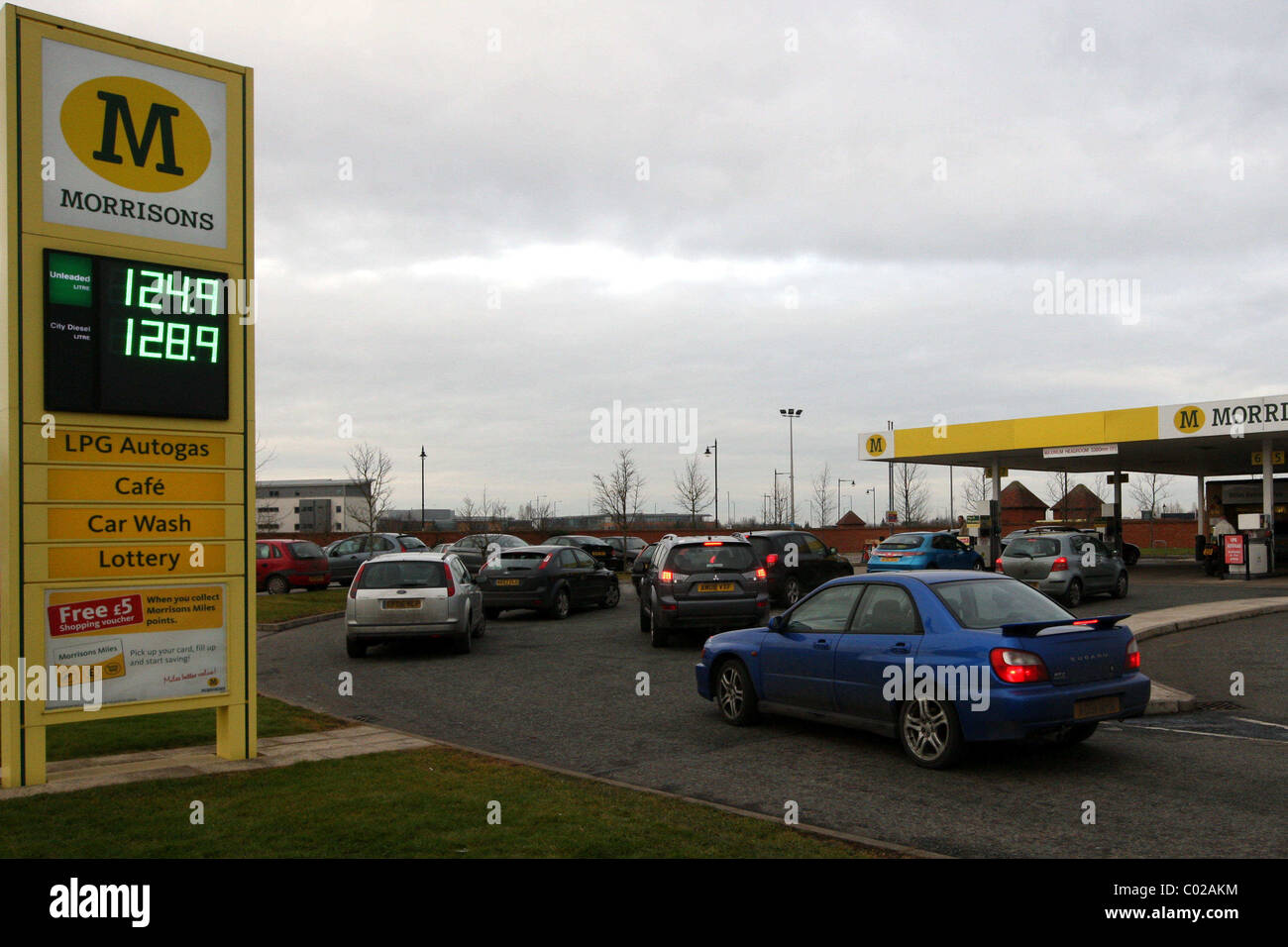PEOPLE FILLING UP CARS AT PETROL STATION Stock Photo - Alamy
